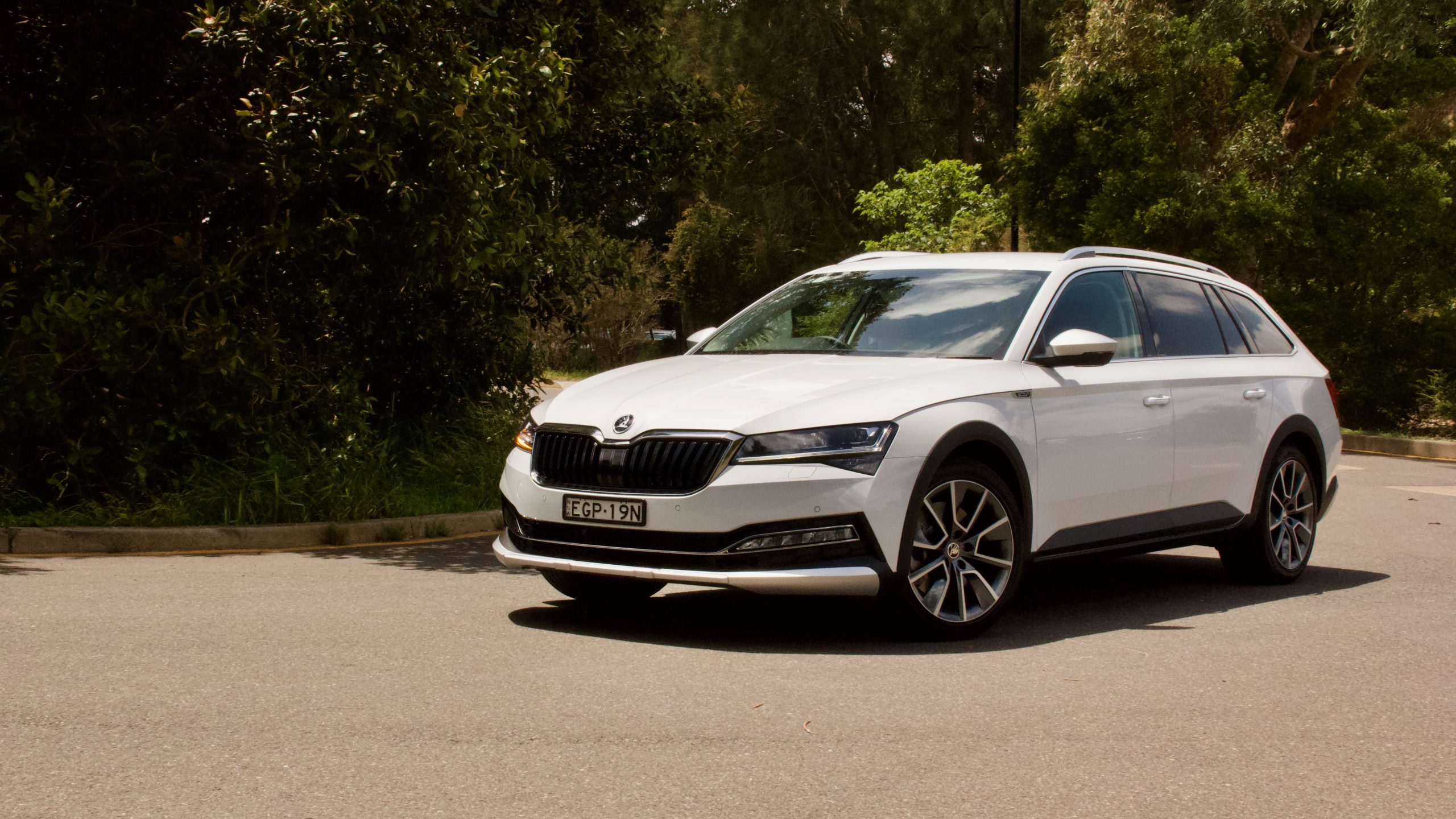2021 Skoda Superb Scout 200TSI 4x4 Review | DiscoverAuto
