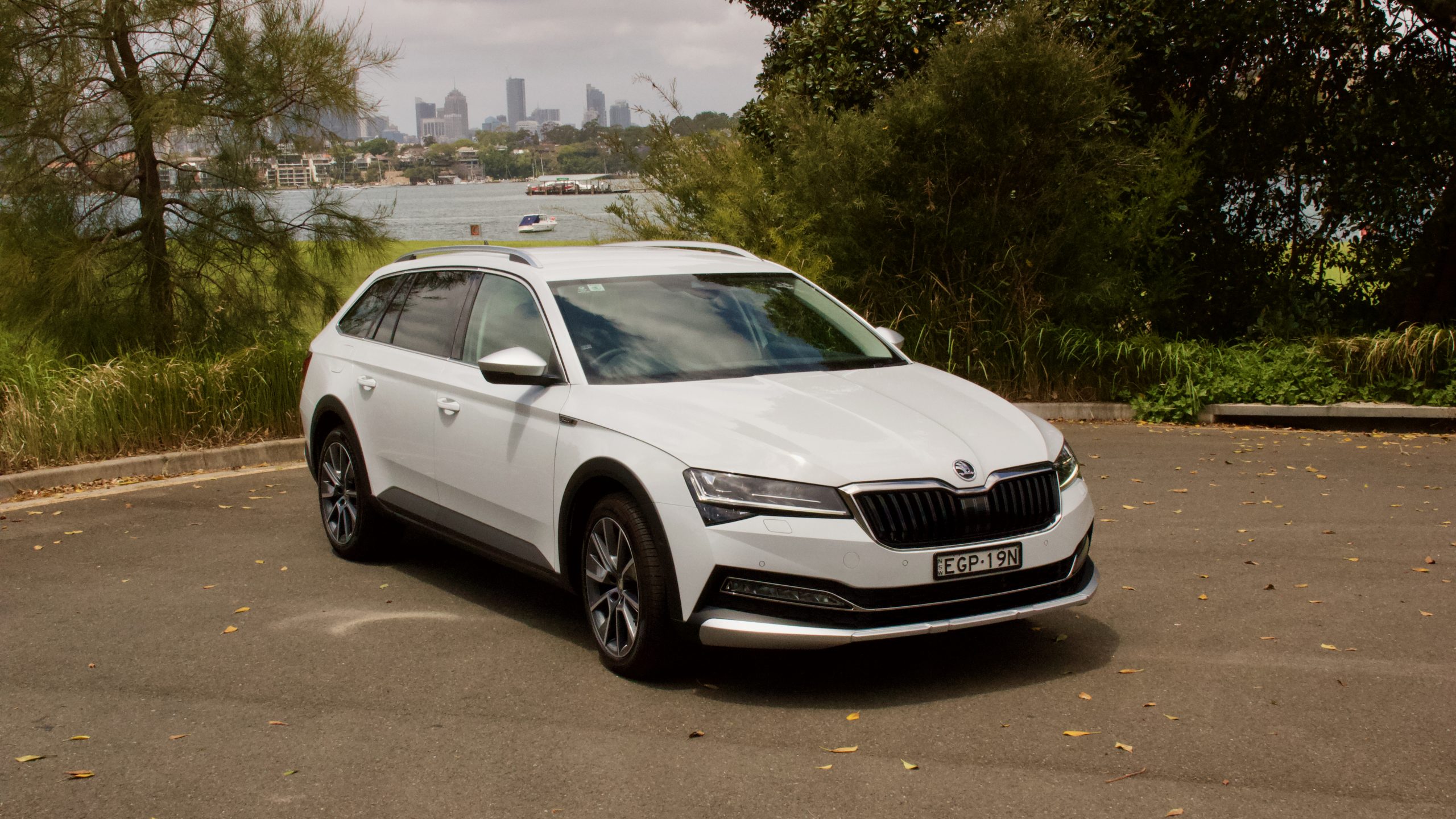 2021 Skoda Superb Scout 200TSI 4x4 Review | DiscoverAuto