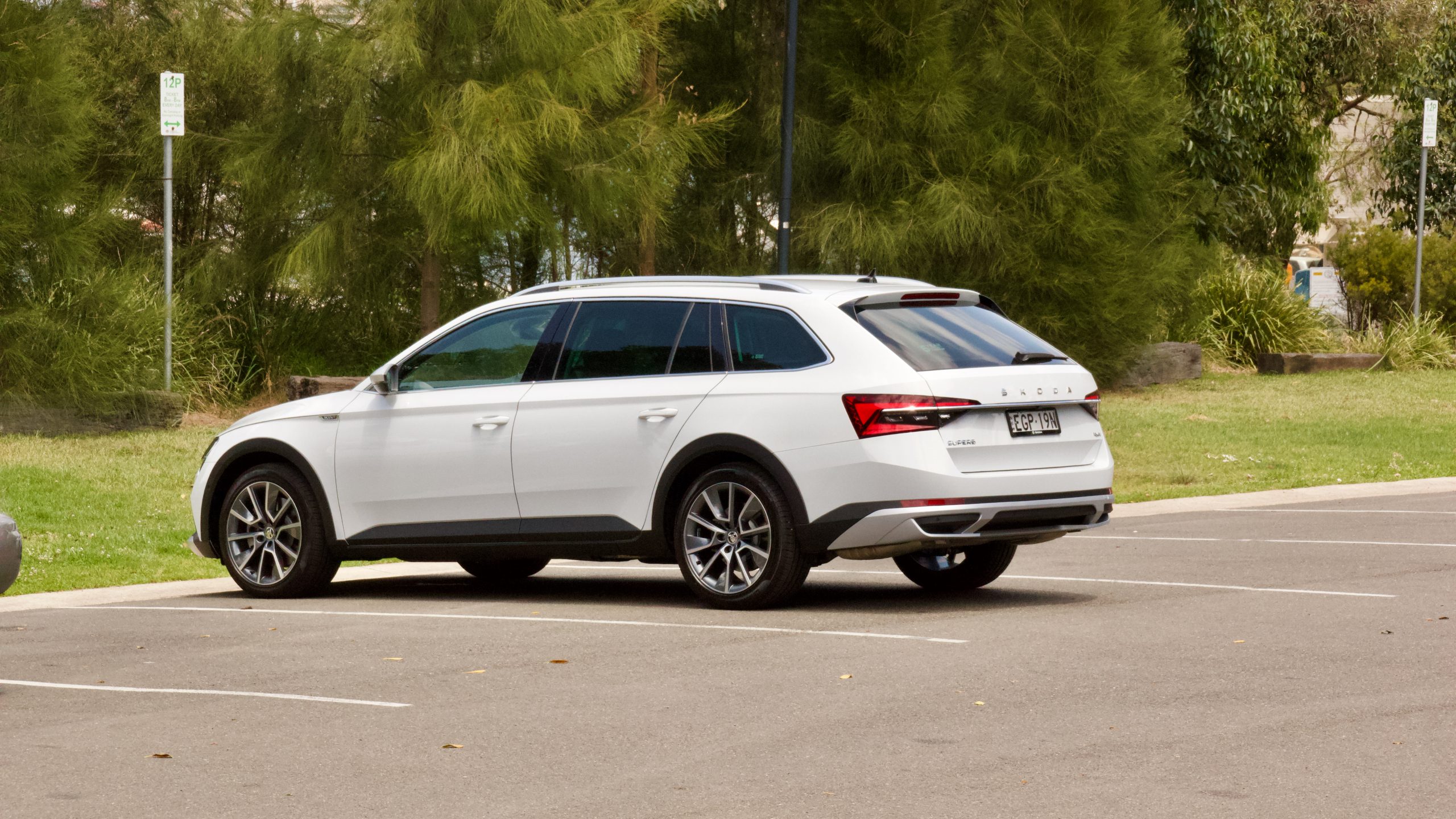 2021 Skoda Superb Scout 200TSI 4x4 Review | DiscoverAuto