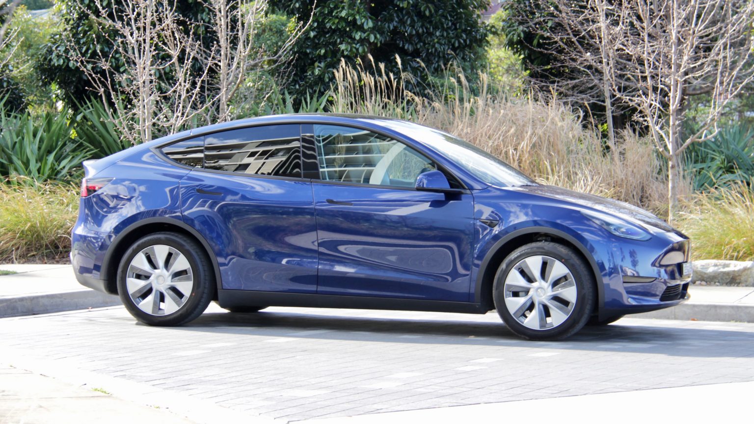 2022 Tesla Model Y Rear-Wheel Drive Review | DiscoverAuto