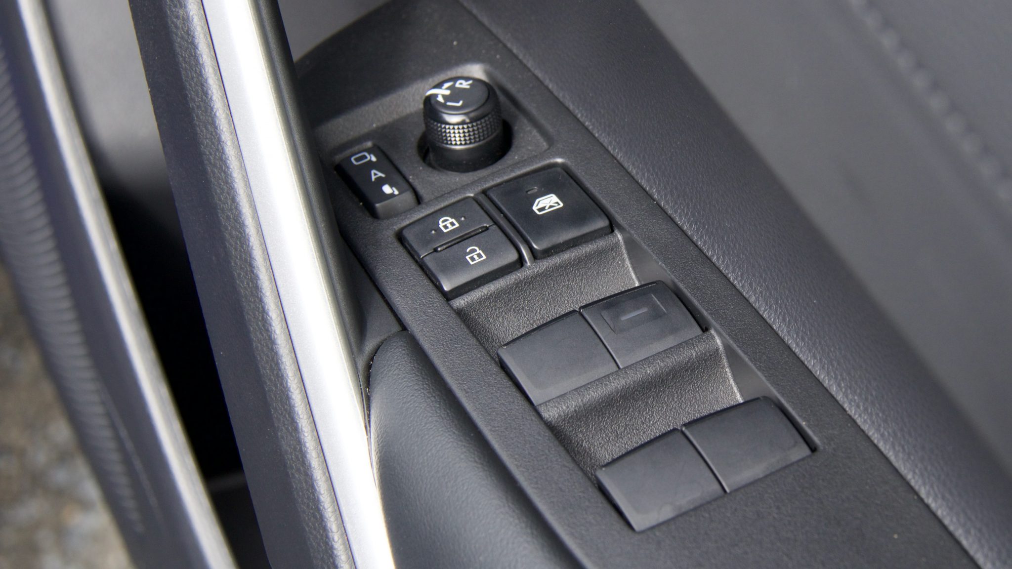 2023 Toyota Corolla Cross Atmos Hybrid Review | DiscoverAuto